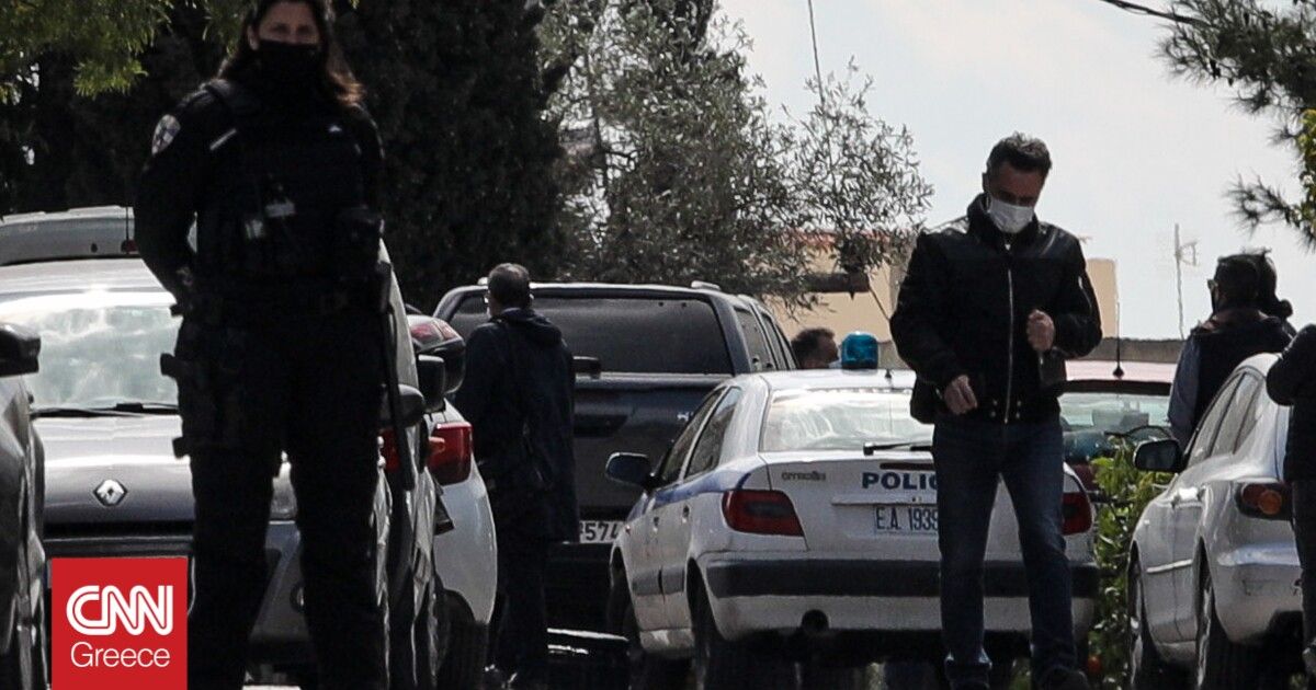 Γιώργος Καραϊβάζ: Η πρώτη δήλωση της συζύγου του για τις συλλήψεις - CNN.gr