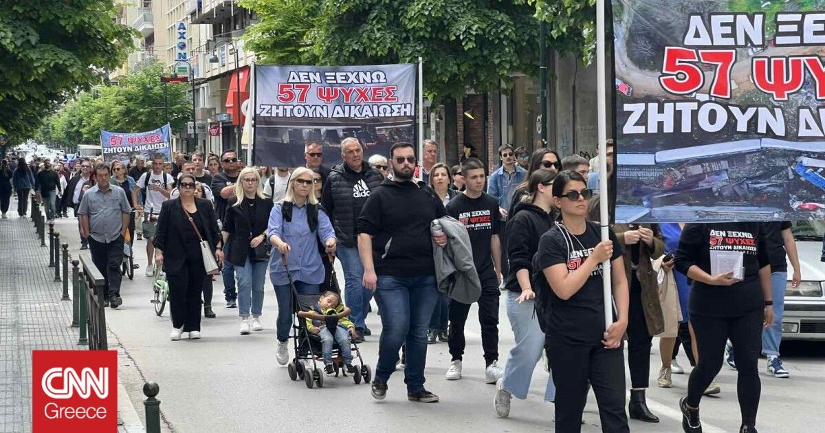 Πορεία για τα Τέμπη στη Λάρισα - Ένταση στο σταθμαρχείο - CNN.gr