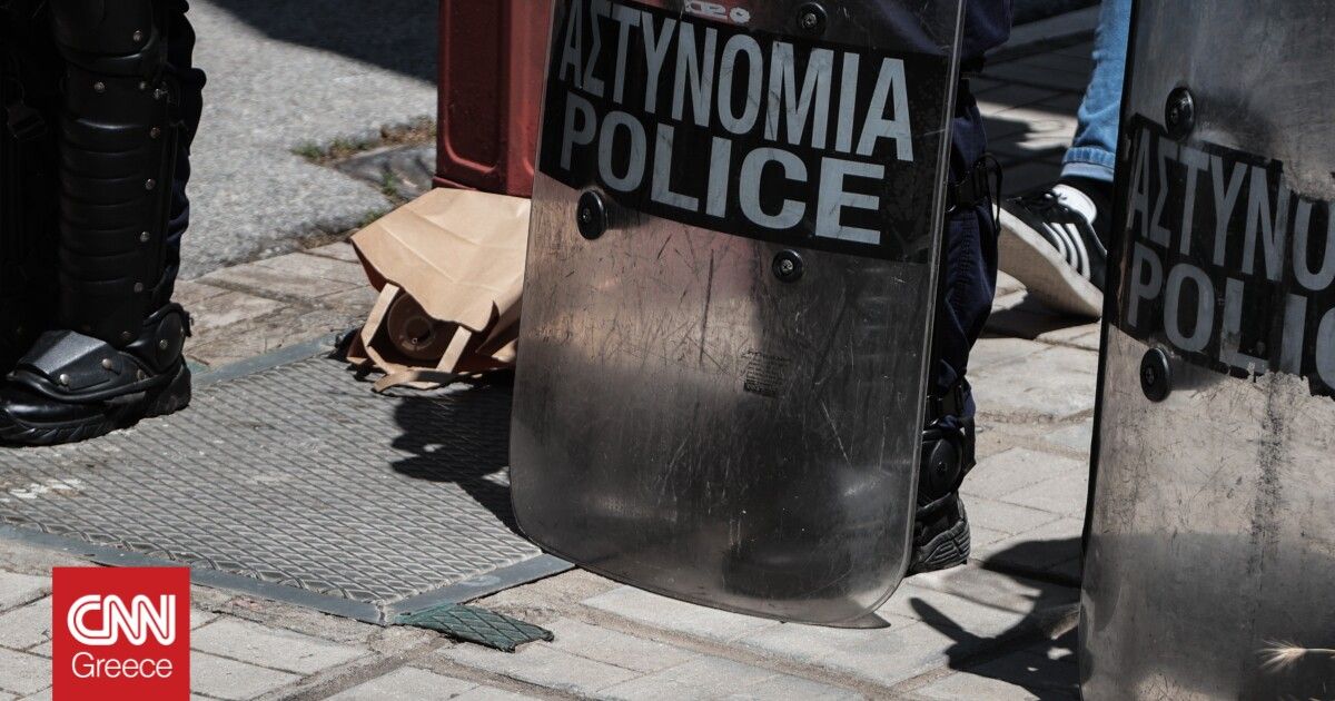Θεσσαλονίκη: Άγνωστοι επιτέθηκαν με μολότοφ σε διμοιρίες των ΜΑΤ - CNN.gr