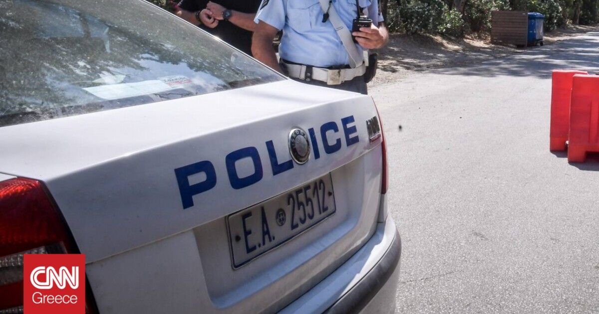 Χειροπέδες σε τρεις, για κλοπές σε σπίτια ηλικιωμένων στα νότια προάστια - CNN.gr