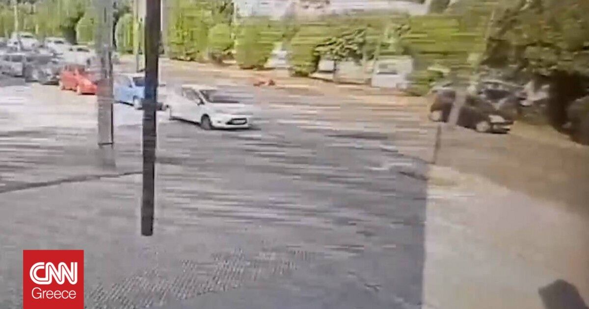 Η στιγμή που μοτοσικλετιστής παρασέρνει τρίχρονο και τη γιαγιά του στην ...