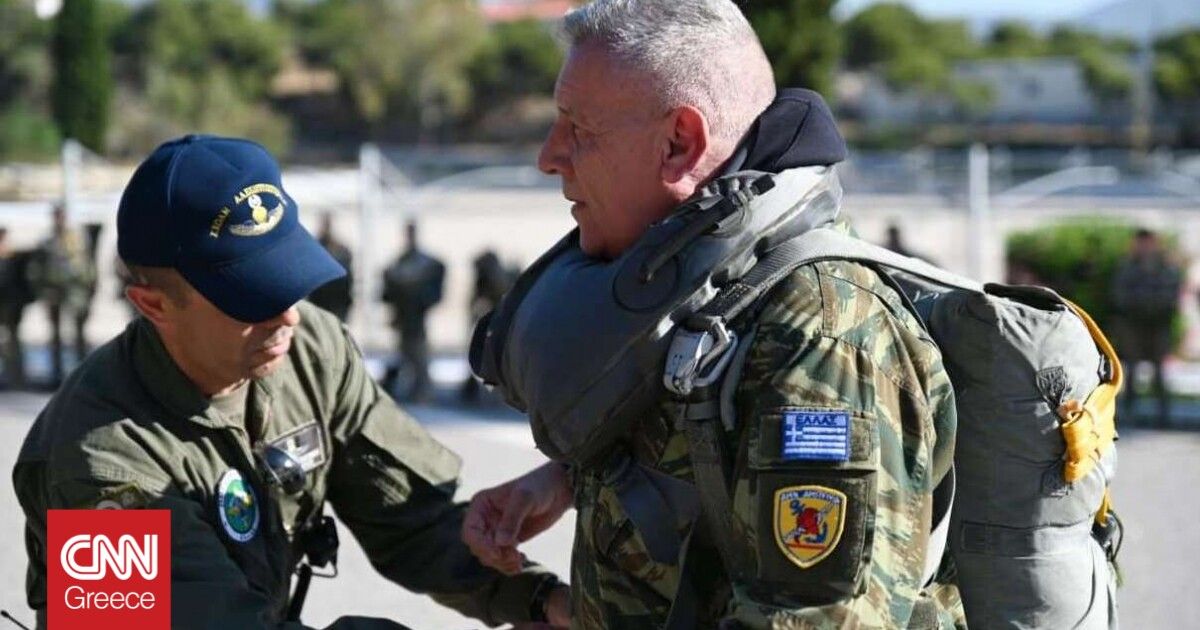 Κ. Φλώρος: Ο αρχηγός ΓΕΕΘΑ έκανε θαλάσσιο άλμα από ελικόπτερο - CNN.gr