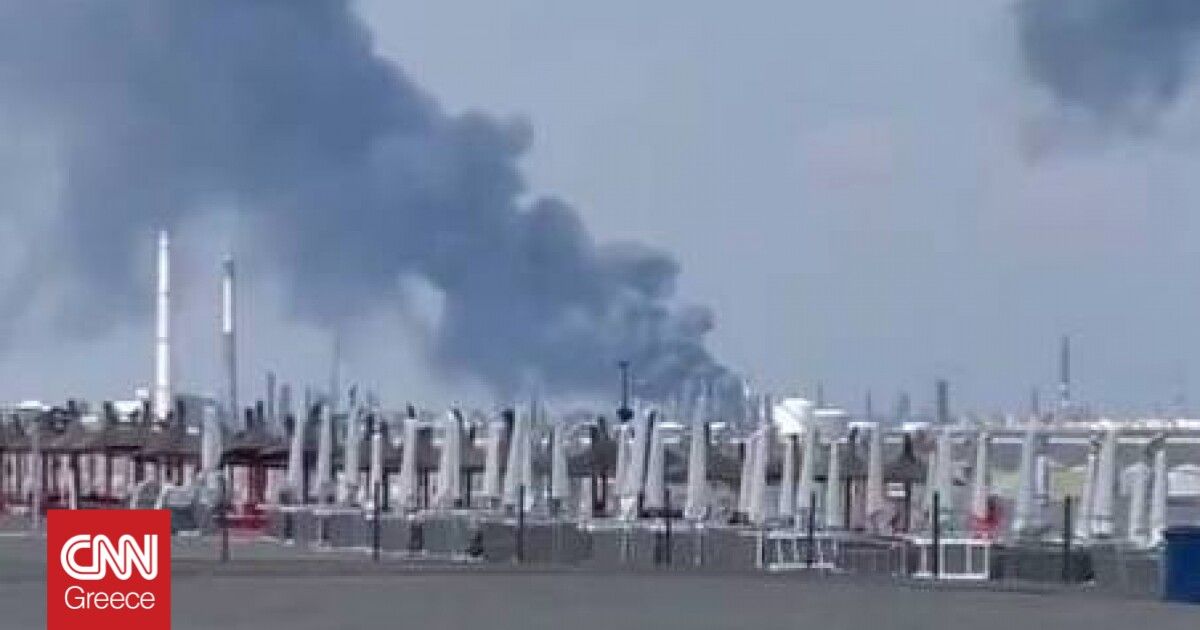 Έκρηξη στο διυλιστήριο Petromida στη Ρουμανία - Μαύροι καπνοί ...