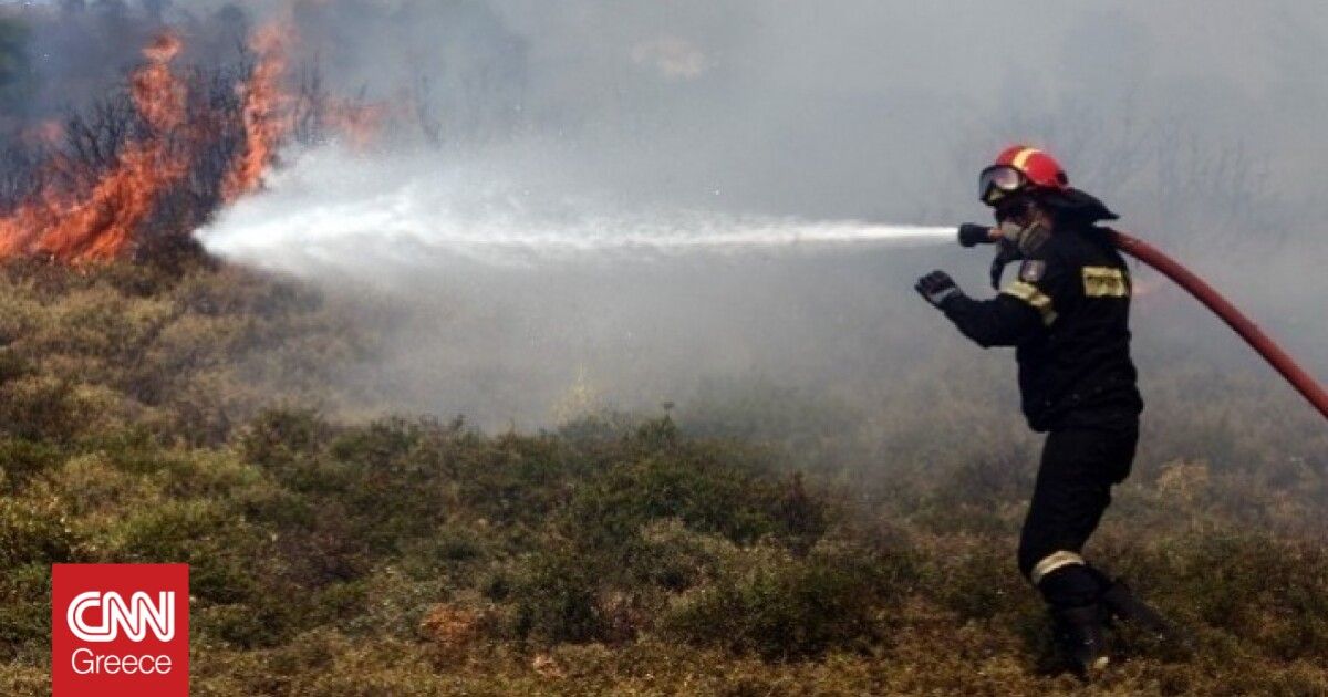 Φωτιά στη Σάμο: Επίγειες και εναέριες δυνάμεις στο σημείο - CNN.gr