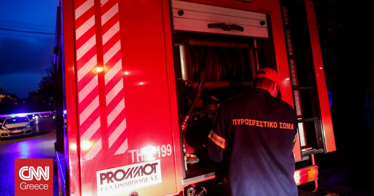 Υπό έλεγχο η φωτιά στο παλιό κτήριο του ΙΚΑ στην οδό Πειραιώς - CNN.gr