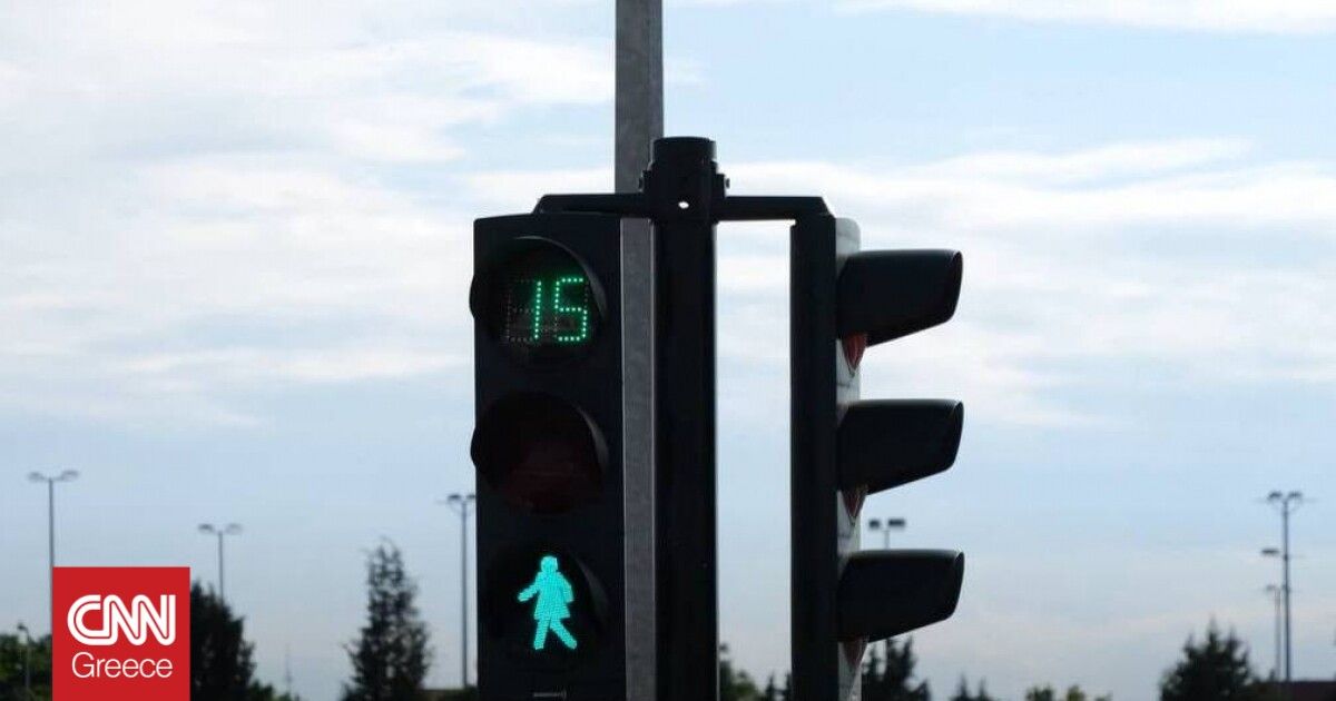 Φωτεινοί σηματοδότες με γυναικείες φιγούρες στη Θεσσαλία - CNN.gr