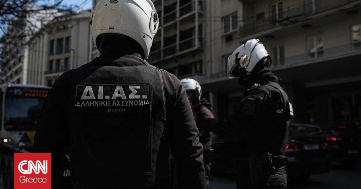 Ίλιον: Τροχαίο με δύο τραυματίες αστυνομικούς της ΔΙΑΣ - CNN.gr