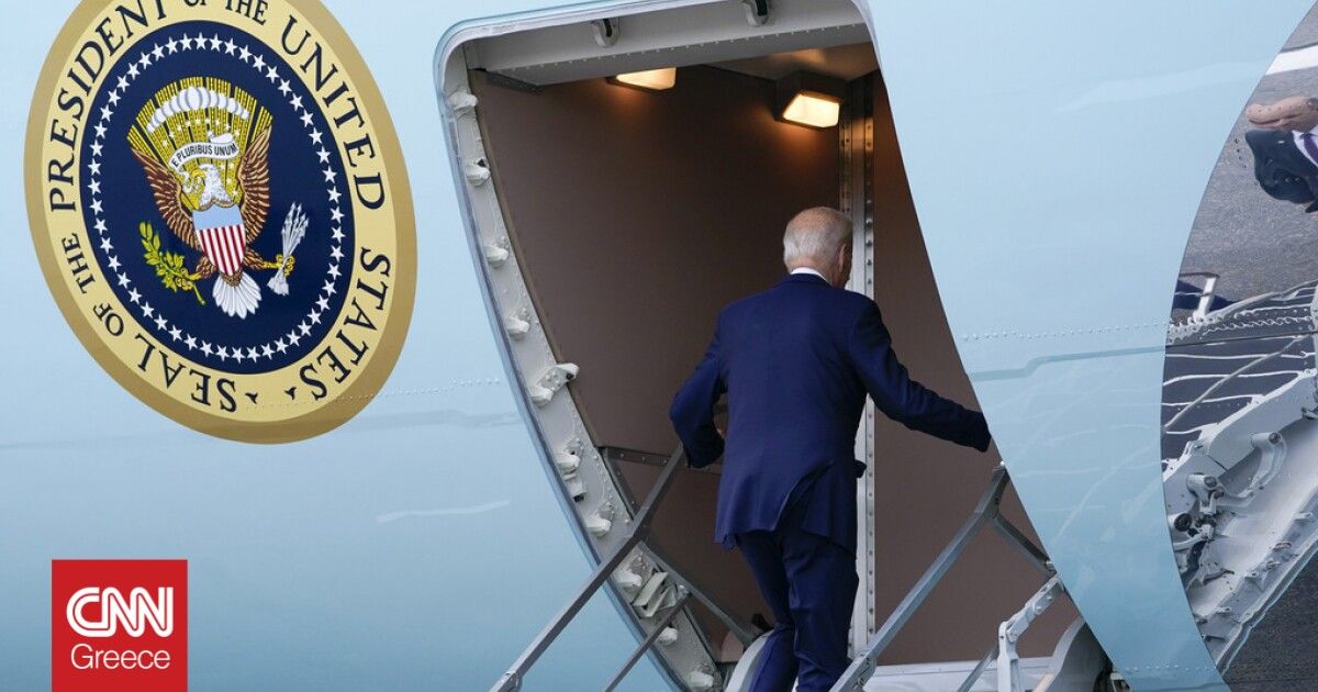 Πάλι σκόνταψε στη σκάλα του Air Force One ο Τζο Μπάιντεν - CNN.gr