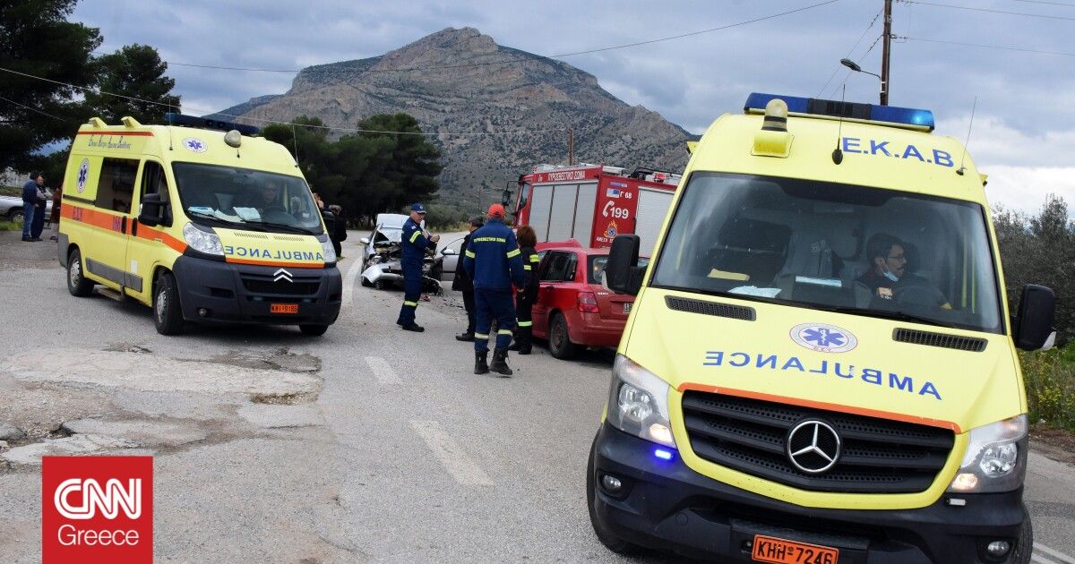 Σφοδρή σύγκρουση αυτοκινήτων στη Λάρισα - Πέντε τραυματίες - CNN.gr