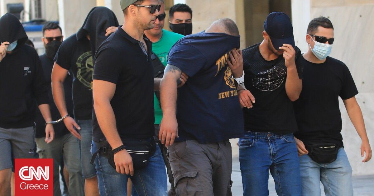 Νέα Φιλαδέλφεια: Βίντεο από την πορεία των Κροατών χούλιγκαν πριν το ...