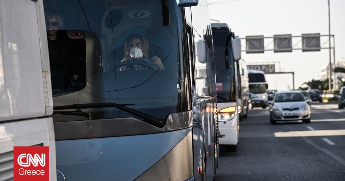 Σύγκρουση λεωφορείου με δύο οχήματα στην ΠΑΘΕ - CNN.gr
