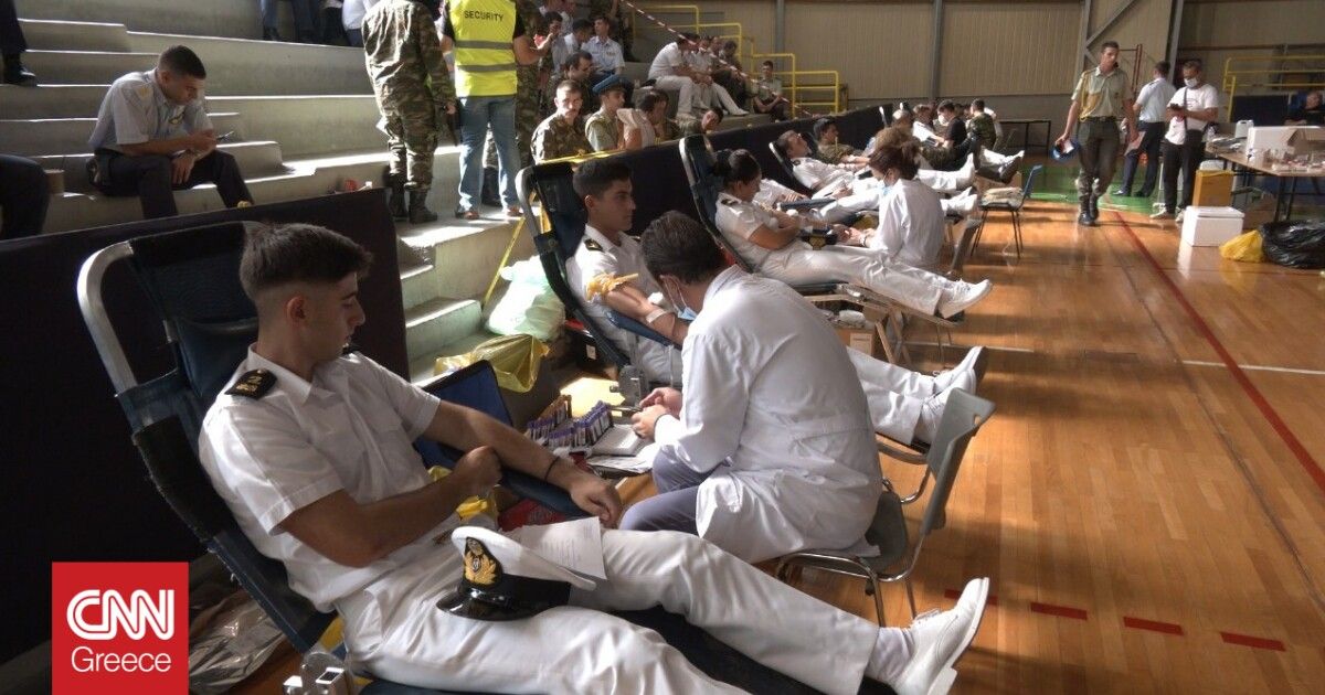 Εθελοντική αιμοδοσία των Ενόπλων Δυνάμεων στο ΜΕΤΣ - CNN.gr