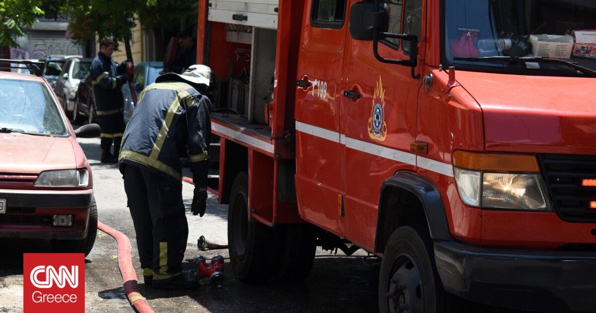 Στις φλόγες τυλίχθηκε αυτοκίνητο στην Ηλιούπολη - CNN.gr