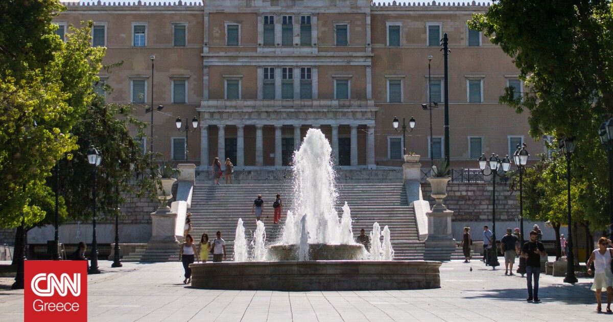 «Άφρισε» το σιντριβάνι της πλατείας Συντάγματος - CNN.gr