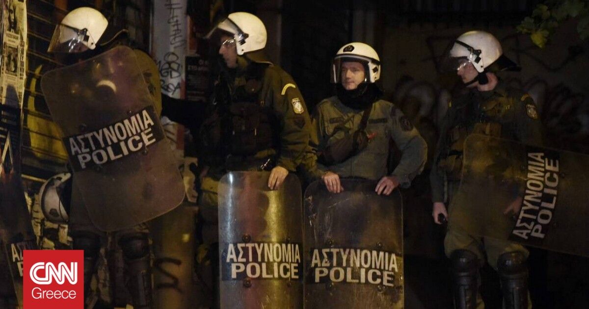 Εξάρχεια: Επίθεση με πέτρες και μπουκάλια σε αστυνομικούς - CNN.gr