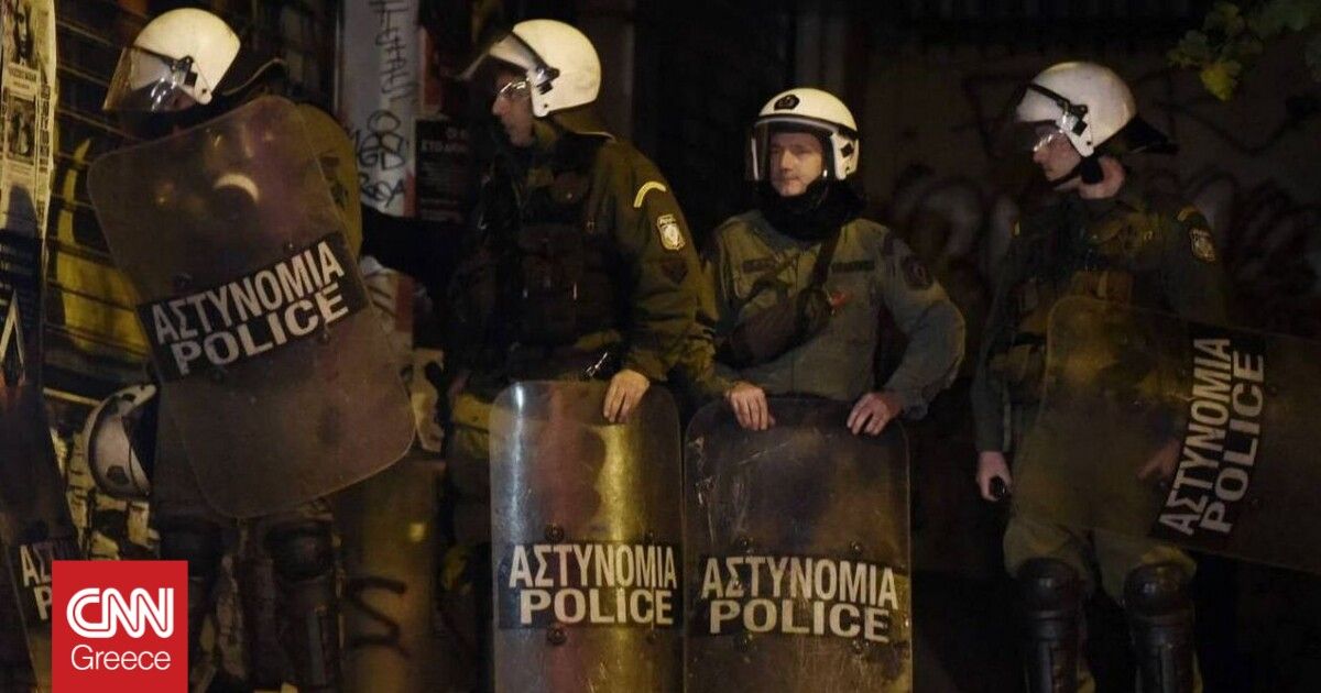 Εξάρχεια: Επίθεση στα ΜΑΤ – Πέταξαν πέτρες και μπουκάλια - CNN.gr