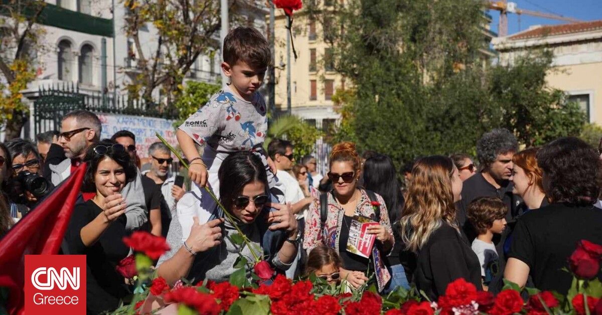 Πολυτεχνείο: Φόρος τιμής από μικρούς και μέγαλους - Όσα κατέγραψε ο φακός του CNN Greece - CNN.gr