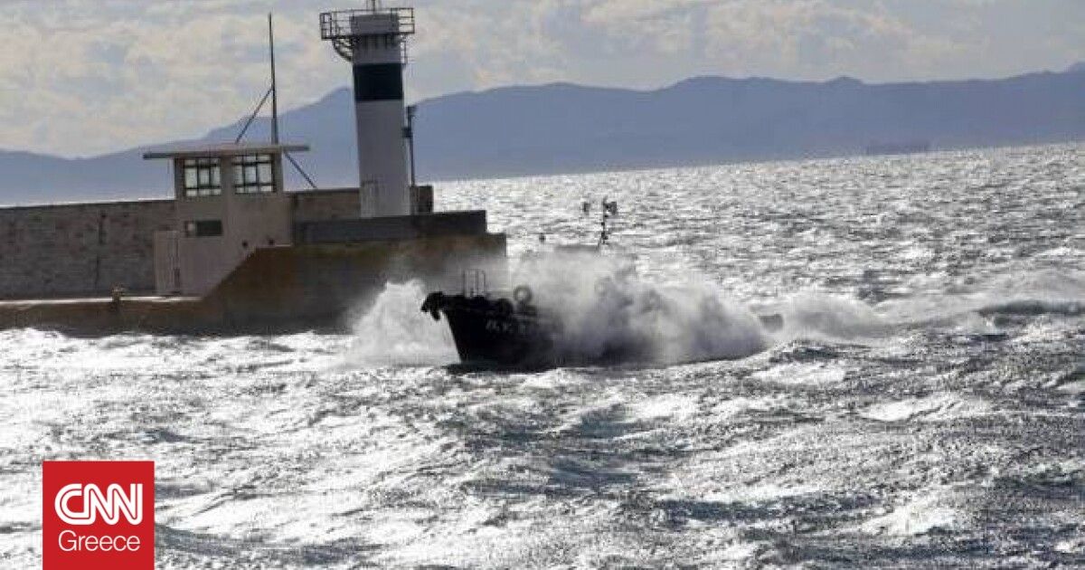 Αίγινα: «Μάχη» με τα κύματα για πλοίο της γραμμής - Έσπασαν τζάμια - CNN.gr