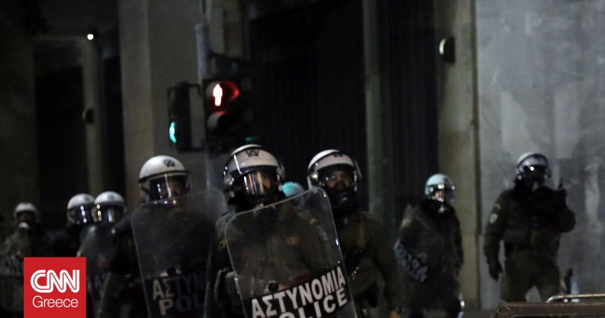 Διασωληνώθηκε ο αστυνομικός που τραυματίστηκε σε επεισόδια στο ντέρμπι ...
