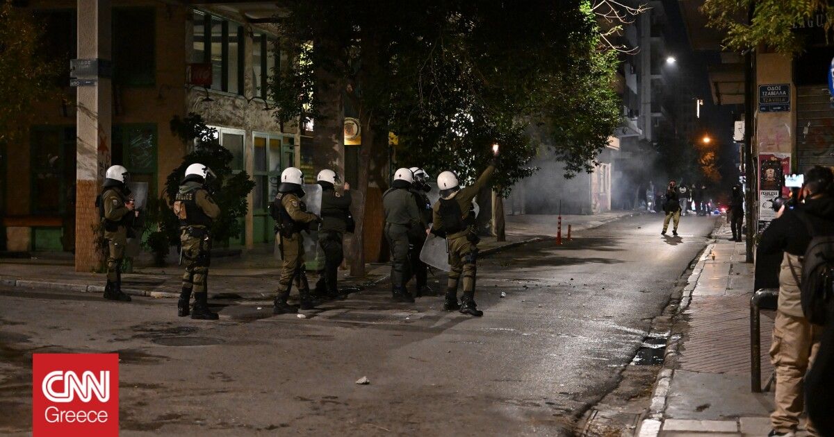 Επεισόδια στα Εξάρχεια: Επίθεση κατά διμοιρίας των ΜΑΤ με μολότοφ - CNN.gr