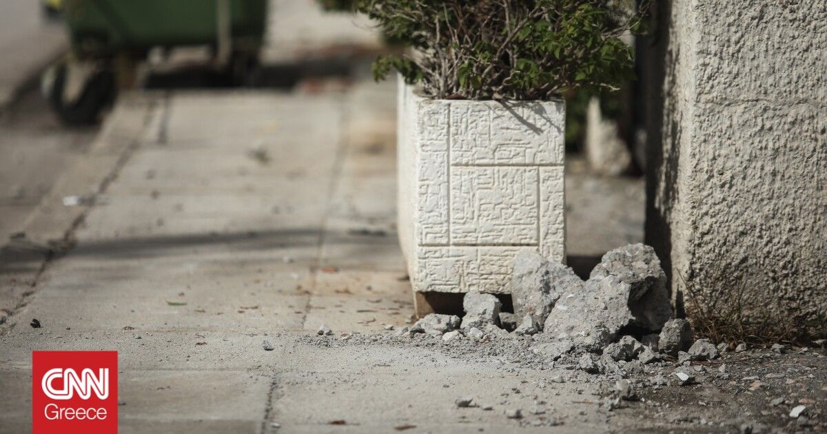 Χανιά: Κατέρρευσε τμήμα μπαλκονιού πολυκατοικίας στο πεζοδρόμιο - CNN.gr