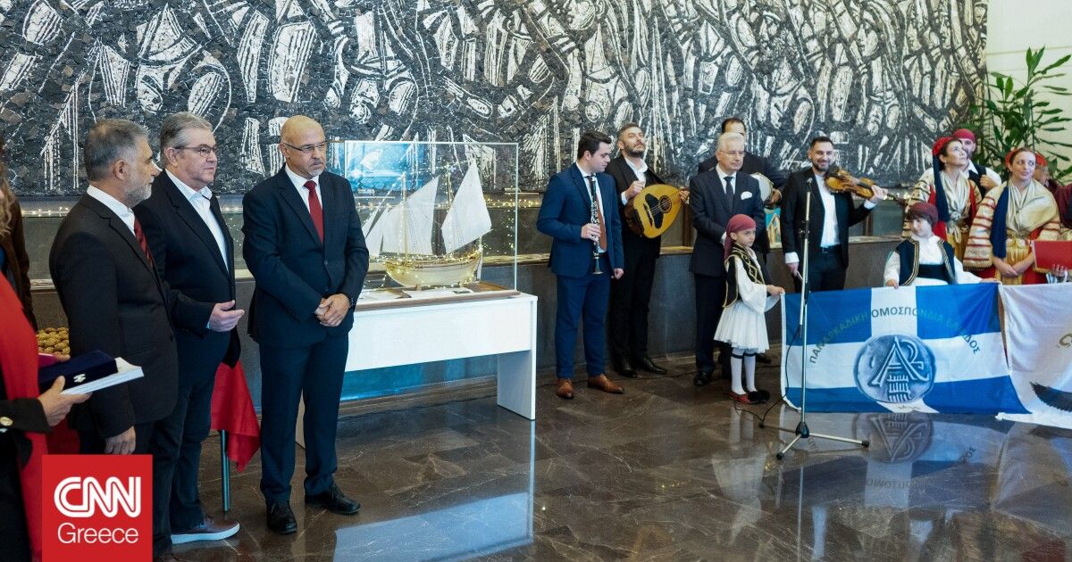 Χριστουγεννιάτικα κάλαντα στα τσακώνικα για τον Δημήτρη Κουτσούμπα - CNN.gr