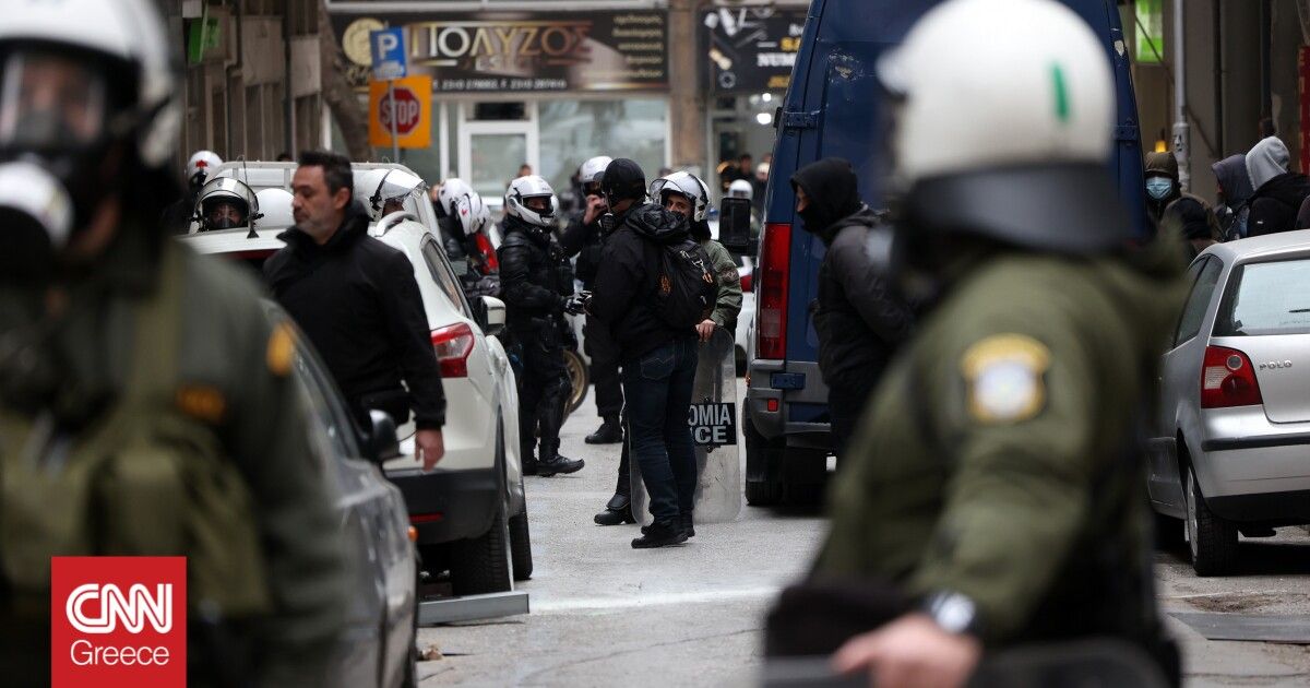 Ρέντη: Νεκρός ο 31χρονος αστυνομικός που χτυπήθηκε από φωτοβολίδα - CNN.gr
