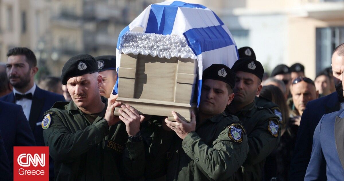 Συγκλόνισε η μητέρα του αστυνομικού στην κηδεία του: «Βαστάω εγώ ...