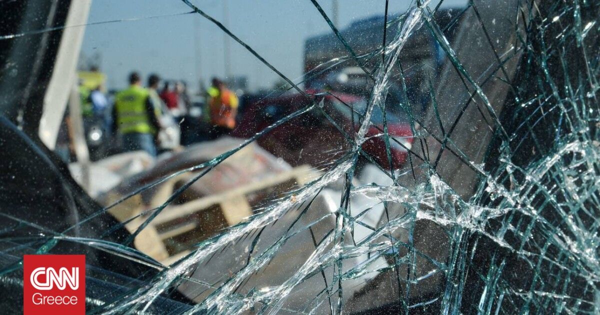 Θεσσαλονίκη: Σύγκρουση νταλίκας με ΙΧ στη γέφυρα του Αξιού - CNN.gr