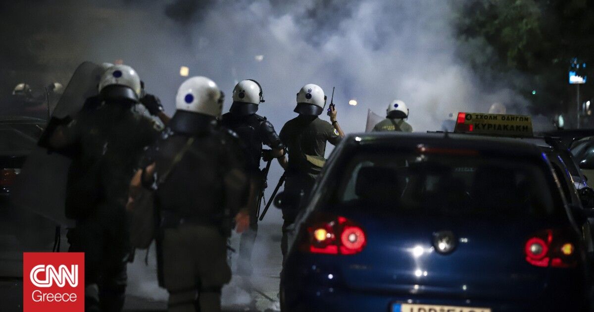 Θεσσαλονίκη: Επίθεση με μολότοφ σε διμοιρία των ΜΑΤ έξω από το ΑΠΘ - CNN.gr