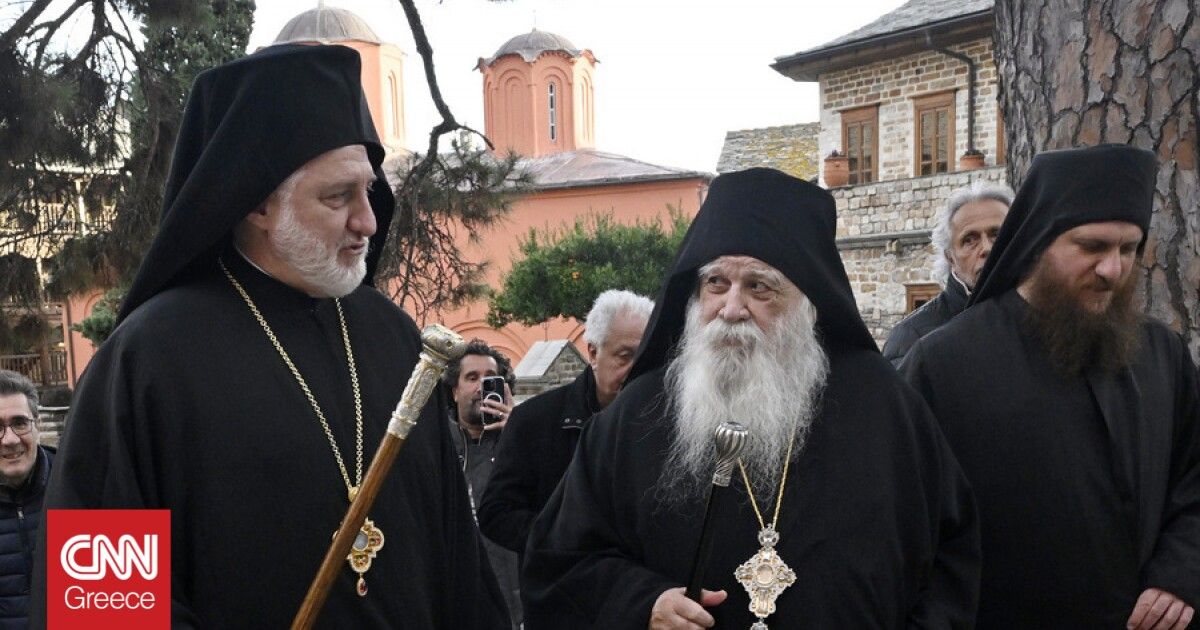 Άγιον Όρος: Ο αρχιεπίσκοπος Αμερικής Ελπιδοφόρος στη μονή Φιλοθέου - CNN.gr