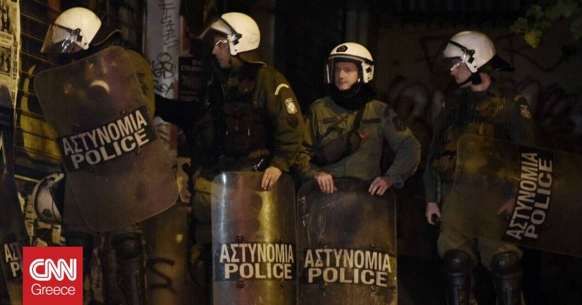 Επεισόδια στα Εξάρχεια - «Βροχή» μολότοφ σε διμοιρία των ΜΑΤ - CNN.gr