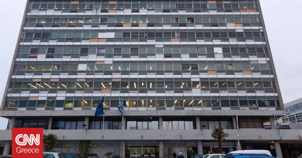 Επέμβαση των ΜΑΤ στην Νομική του ΑΠΘ για να σταματήσει η κατάληψη - CNN.gr
