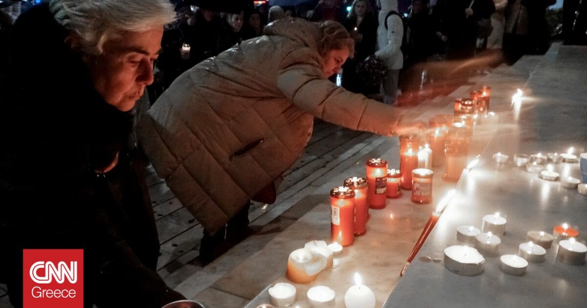 Αλβανία: 57 κεριά άναψαν στα Τίρανα για τα θύματα των Τεμπών - CNN.gr