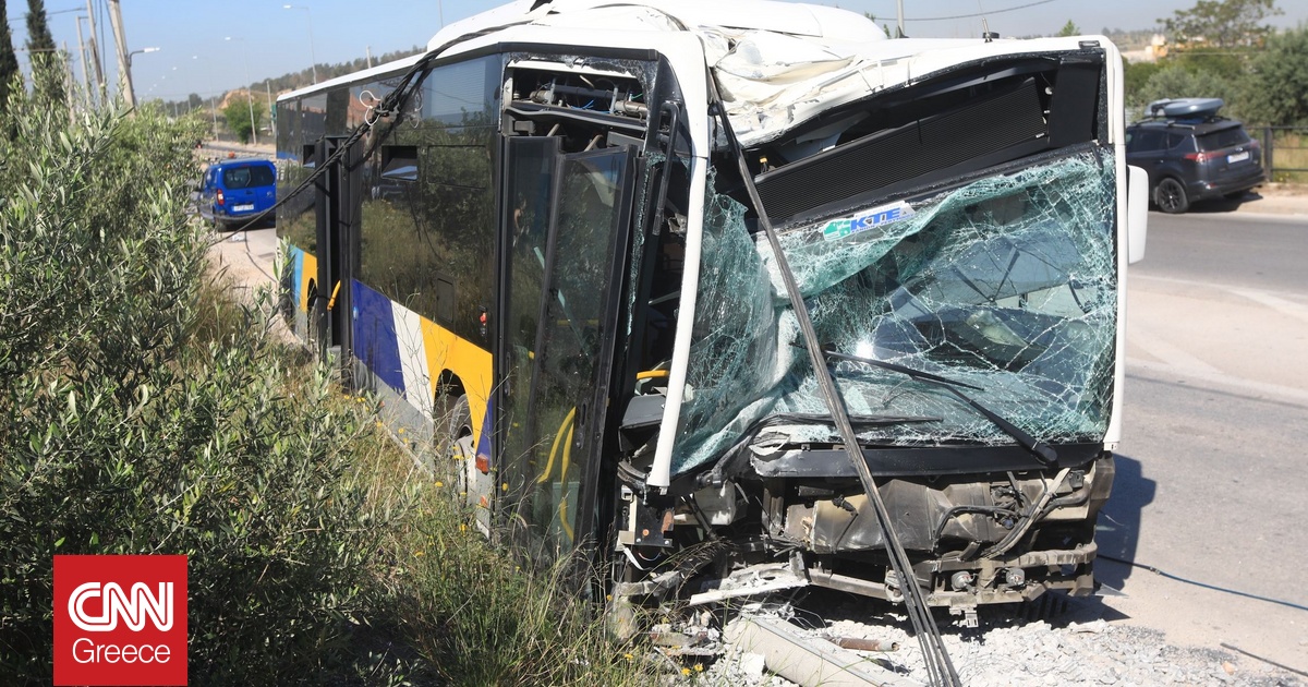 Λεωφορείο στη Λ. Βουλιαγμένης ανέβηκε σε πεζοδρόμιο, ξήλωσε κολώνες και ...