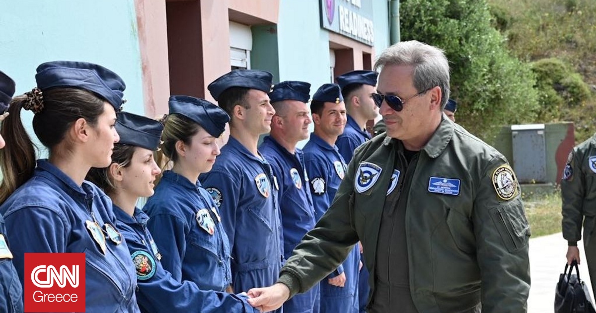Ο Αρχηγός ΓΕΑ στις μονάδες της Πολεμικής Αεροπορίας στα νησιά - CNN.gr