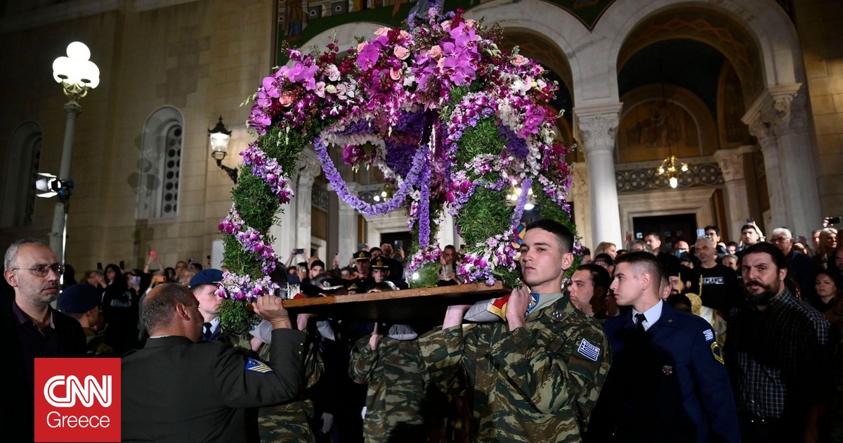 Η Περιφορά του Επιταφίου στο Σύνταγμα: Εικόνες από την κατανυκτική ...