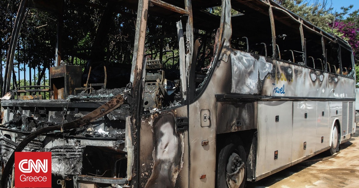Λαμία: Τυλίχθηκε στις φλόγες τουριστικό λεωφορείο - Κάηκε ολοσχερώς ...
