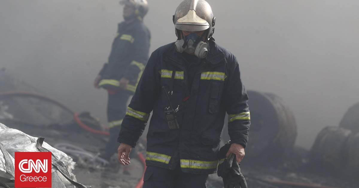 Βελτιωμένη εικόνα από τη φωτιά μετά την έκρηξη σε εργοστάσιο στην ...