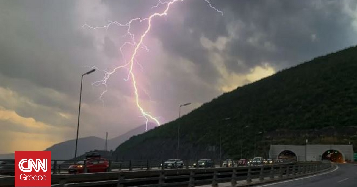 Εντονη κεραυνόπτωση στην Αττική - Μήνυμα από το 112 - CNN.gr
