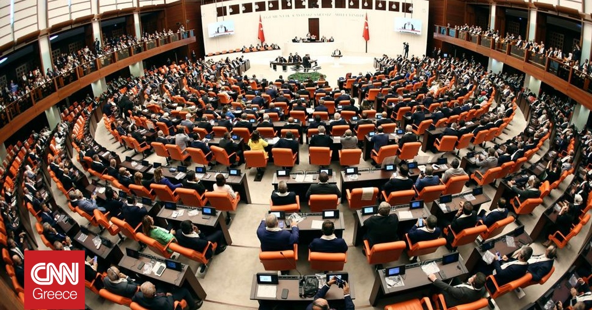 Αγριος καβγάς στην Τουρκική Εθνοσυνέλευση με δύο τραυματίες - CNN.gr