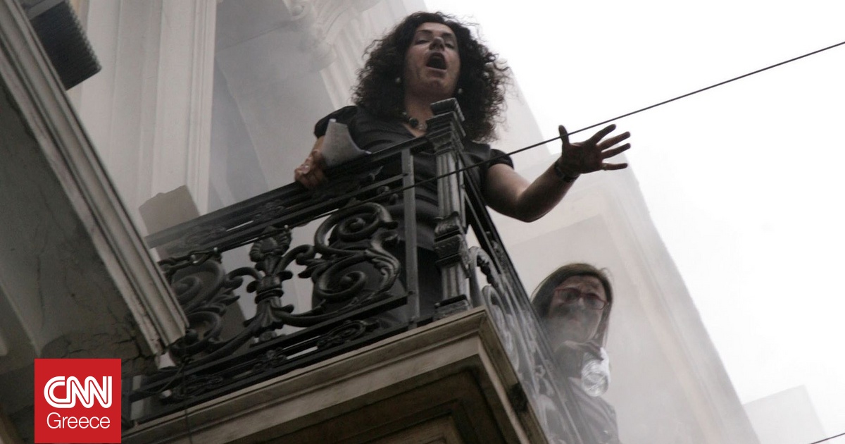 Marfin: «Ζούσαμε τον απόλυτο τρόμο» - Η γυναίκα στο μπαλκόνι περιγράφει την τραγωδία - CNN.gr