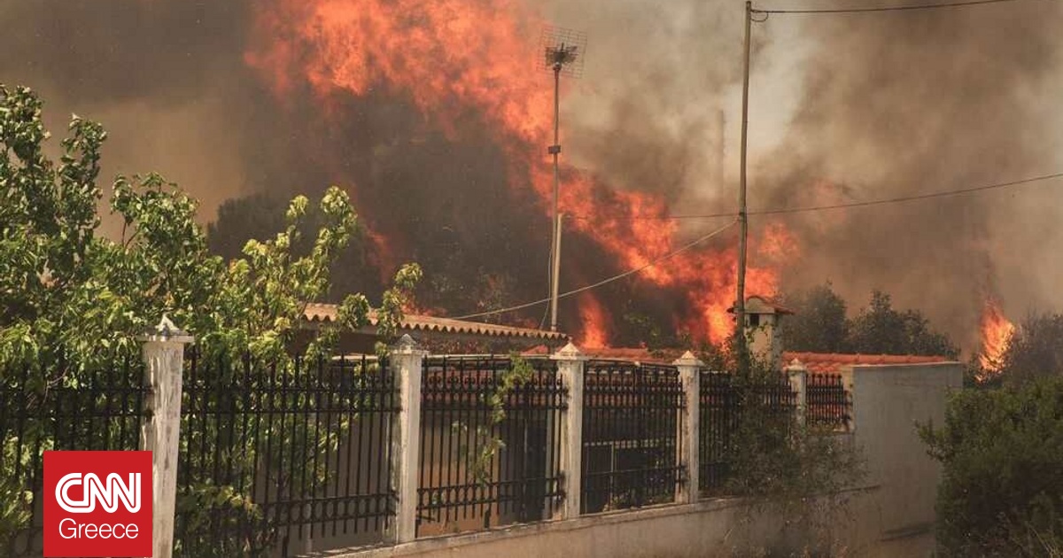 Φωτιά στην Παλαιά Φώκαια: Στα σπίτια οι φλόγες - Συγκλονιστικές εικόνες ...