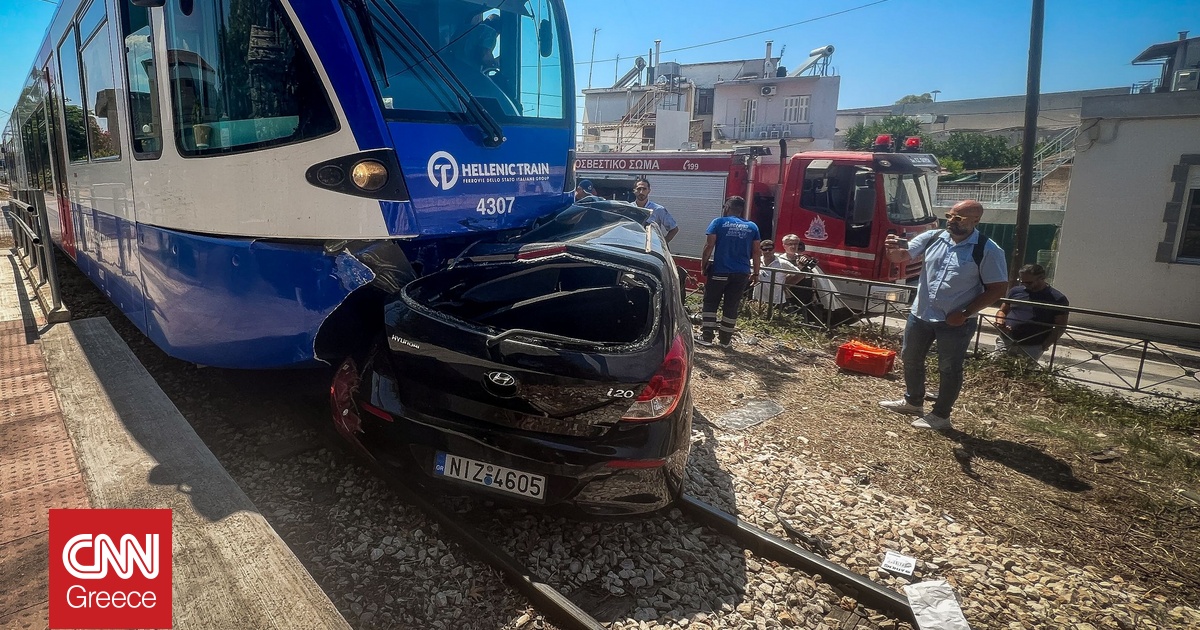 Η στιγμή της σφοδρής σύγκρουσης συρμού του Προαστιακού με ΙΧ στην Πάτρα ...