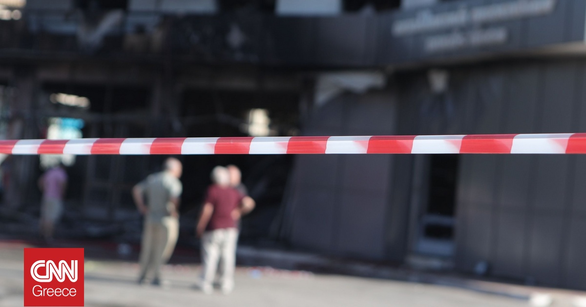 Τραγωδία στο Κορωπί: Αυτοκίνητο έπεσε πάνω σε κατάστημα και προκάλεσε ...