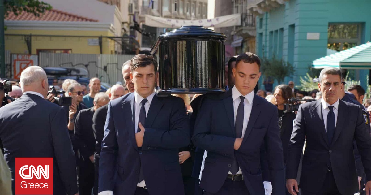 Αυτή την ώρα η ταφή του Διονύση Σαββόπουλου στο Α' Νεκροταφείο - CNN.gr