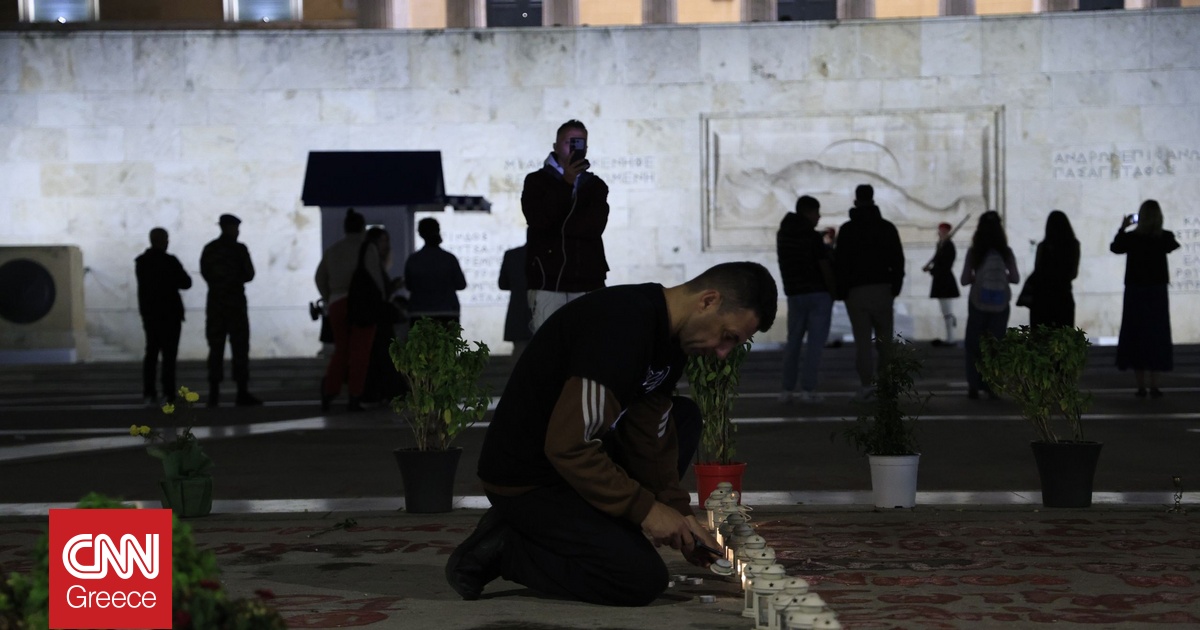 Αστυνομικοί απομάκρυναν γυναίκα που καθόταν μπροστά από το Μνημείο του ...