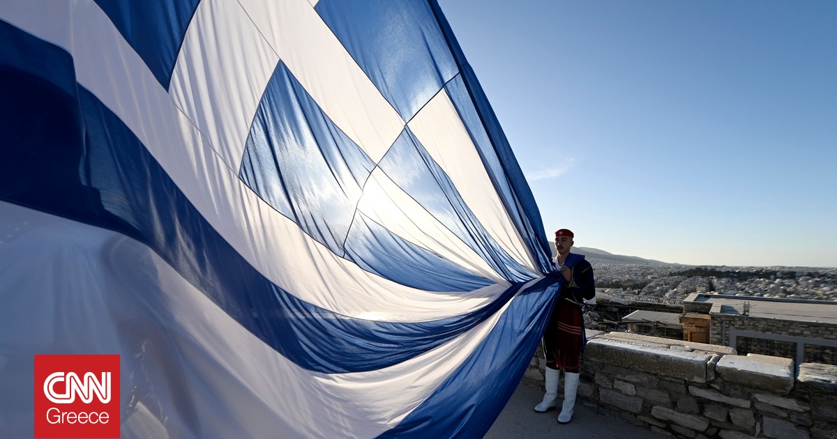 28η Οκτωβρίου: Ρίγη συγκίνησης στην έπαρση της σημαίας στον Ιερό Βράχο ...