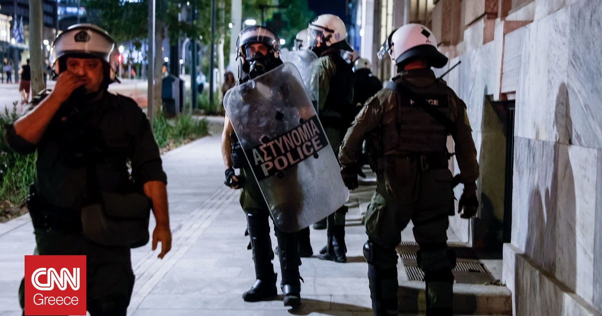 Επεισόδια στα Εξάρχεια: Άγνωστοι έριξαν μολότοφ εναντίον διμοιρίας ΜΑΤ ...