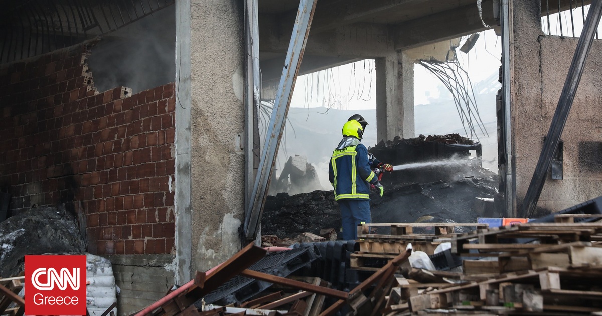 Πυρκαγιά σε εργοστάσιο στο Μενίδι: Κάμερες κατέγραψαν άνδρα να φεύγει ...